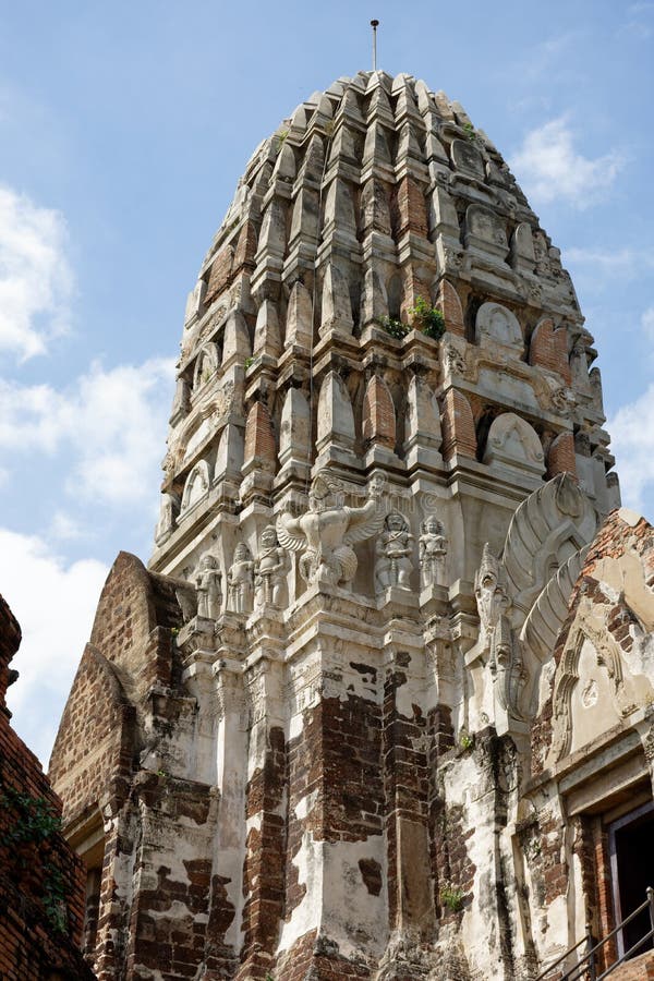 El castillo blanco antiguo imagen de archivo. Imagen de nube - 107818399