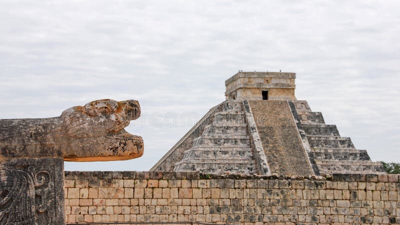 El Castillo in Chichen Itza Stock Photo - Image of mayan, serpent: 39908766