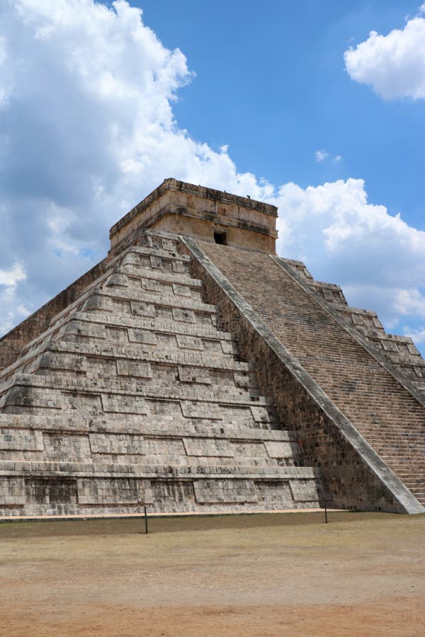 El Castillo, Chichen Itza stock image. Image of ruins - 93746509