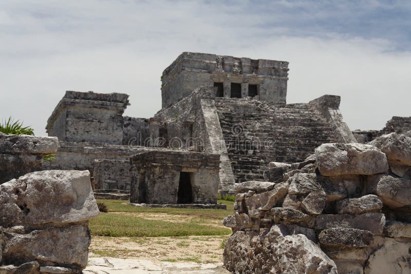El Castillo de Tulum foto de archivo. Imagen de fachada - 2729072
