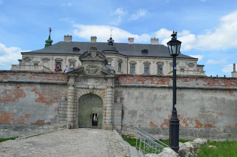 El Castillo Gris Se Cubre Con Un Tejado Negro Foto de archivo - Imagen ...