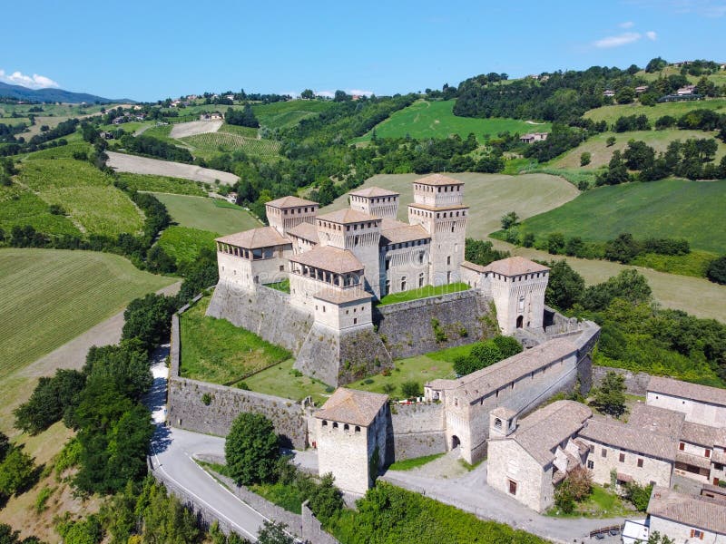 Torrechiara Castillo Medieval De Noche Luna Llena Parma Emilia Romagna ...