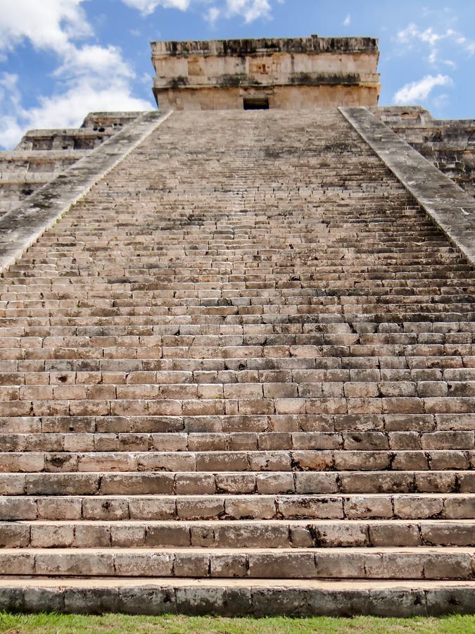 El Castillo Pyramid in the Ancient Mayan Ruins of Chichen Itza, Yucatan ...