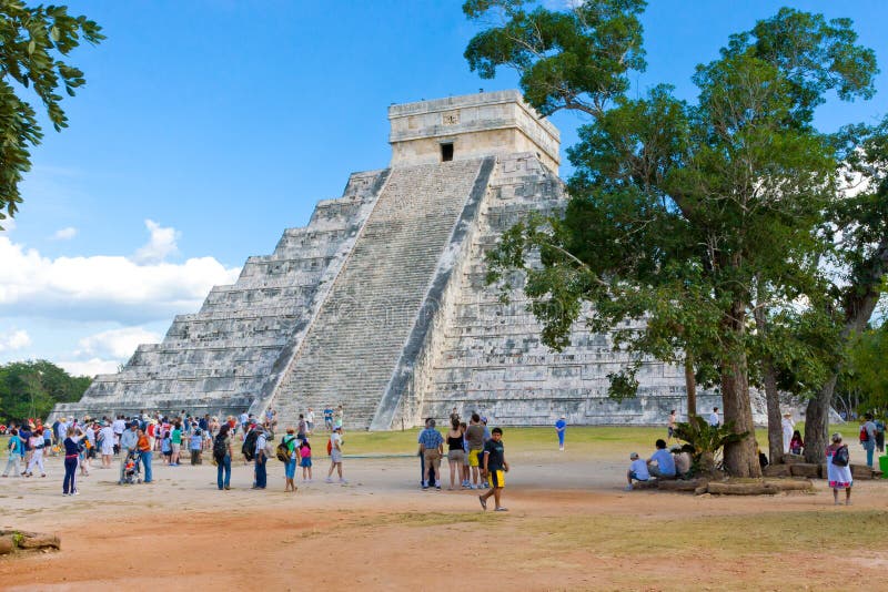 El Castillo Pyramid at the Maya Archaeological Sit Editorial Stock ...