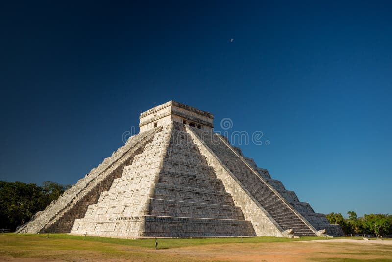 El Castillo Temple of Kukulkan, Chichen Itza, Mexico Stock Photo ...