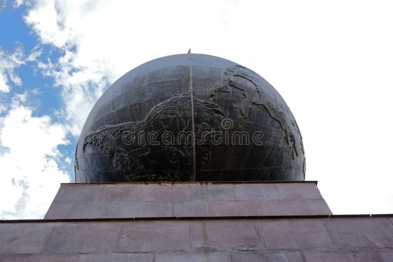 El Centro Del Mundo Debajo Del Cielo Foto de archivo - Imagen de medio ...