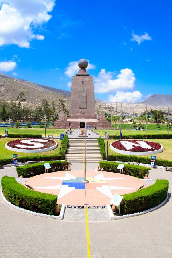 Centro Del Monumento Ecuador Del Mundo. Imagen de archivo - Imagen de ...