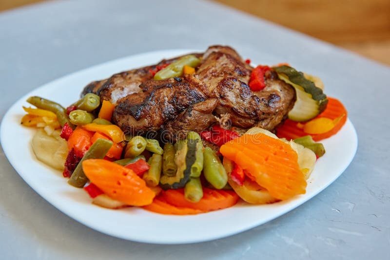 El Cerdo Cocido Con Las Verduras Foto de archivo - Imagen de cocina ...