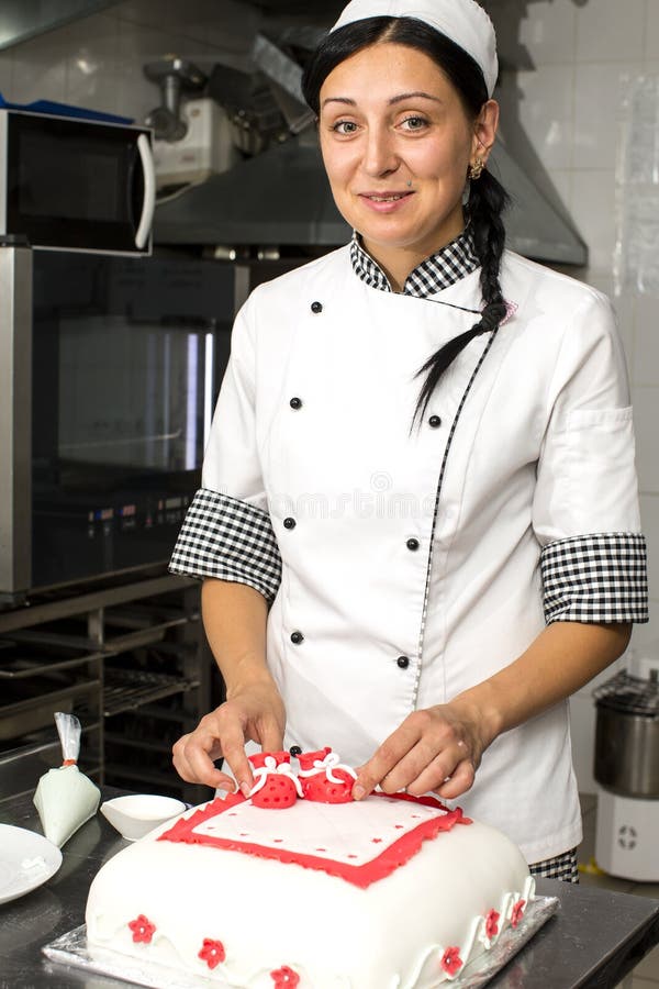 El Chef De Repostería Adorna Una Torta Foto de archivo - Imagen de ...