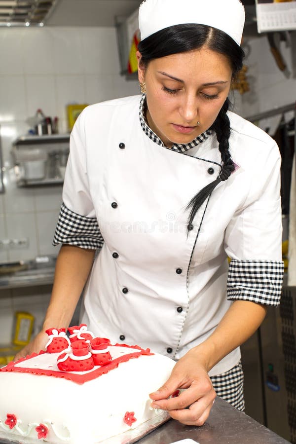 El Chef De Repostería Adorna Una Torta Foto de archivo - Imagen de ...