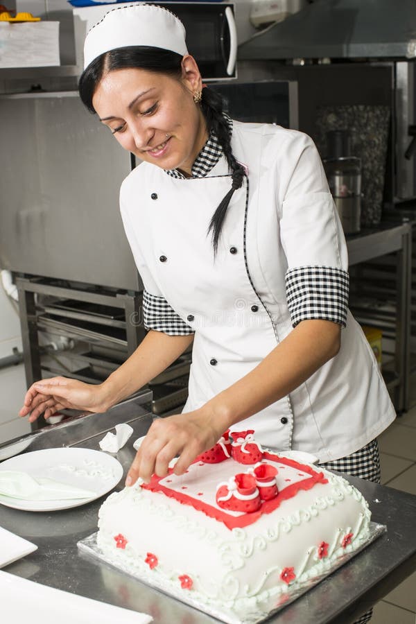 El Chef De Repostería Adorna Una Torta Foto de archivo - Imagen de ...