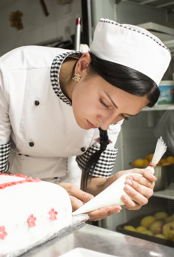 El Chef De Repostería Adorna Una Torta Foto de archivo - Imagen de ...