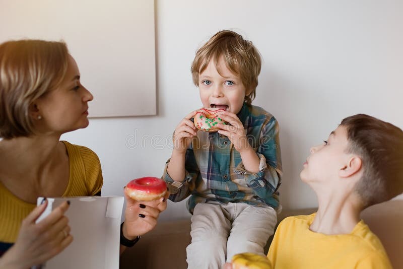 El Chico Lindo Que Come Dona Foto de archivo - Imagen de pasta, coma ...