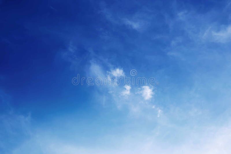 El Cielo Es Azul Con Hermosas Nubes Foto de archivo - Imagen de ...