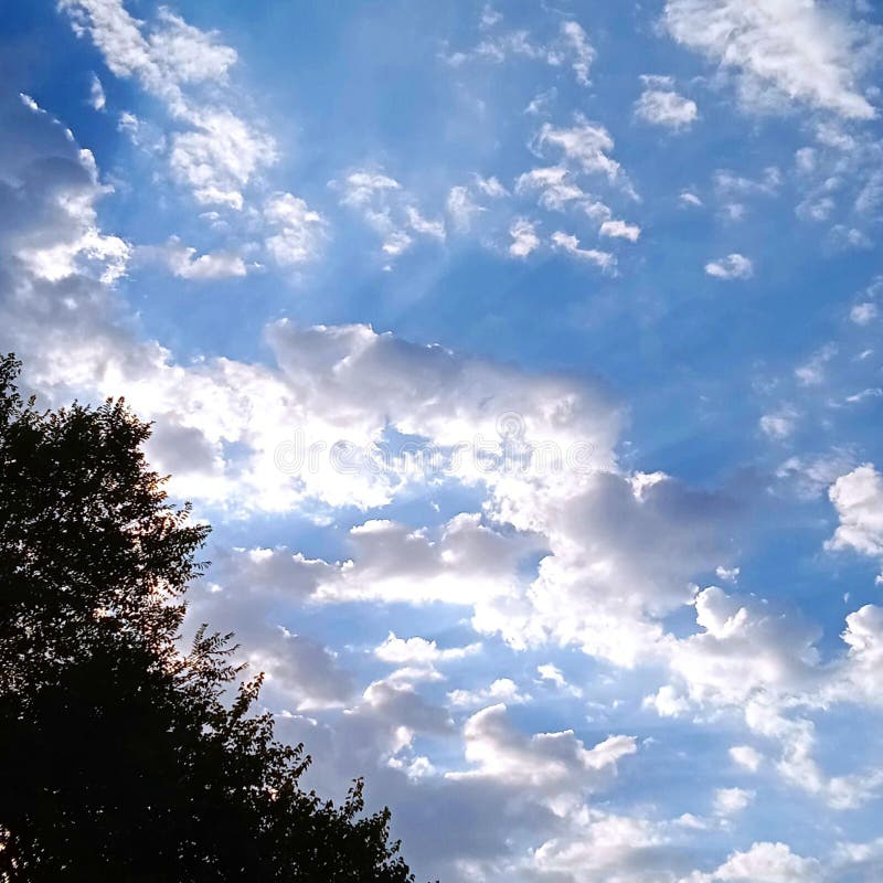 El Cielo Es Azul Las Nubes Son Hermosas. Imagen de archivo - Imagen de ...