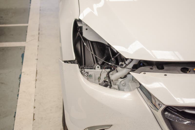 El Coche Defectuoso Enciende En El Centro El Servicio Del Coche Para El ...