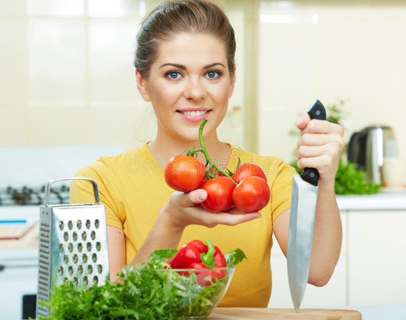 El Cocinar De La Mujer Comida En La Cocina Foto de archivo - Imagen de ...
