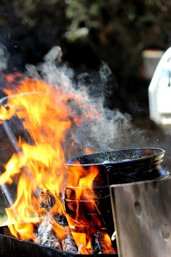El Cocinar En Una Llama Abierta Foto de archivo - Imagen de llama ...