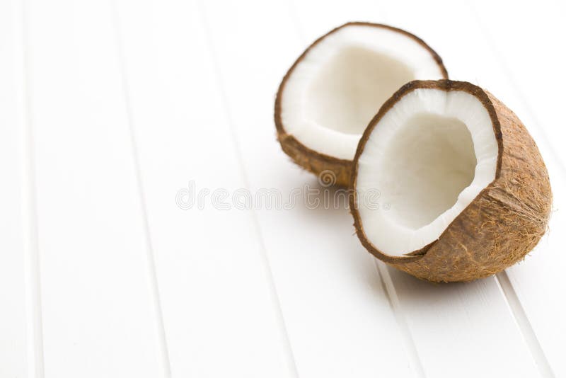 Coco partido en dos foto de archivo. Imagen de comer - 64556228