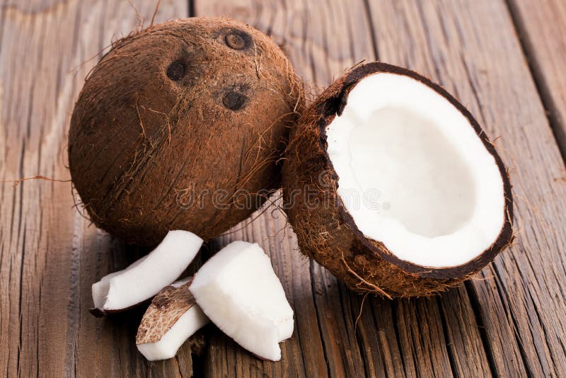 El coco partido en dos imagen de archivo. Imagen de cocos - 64610843