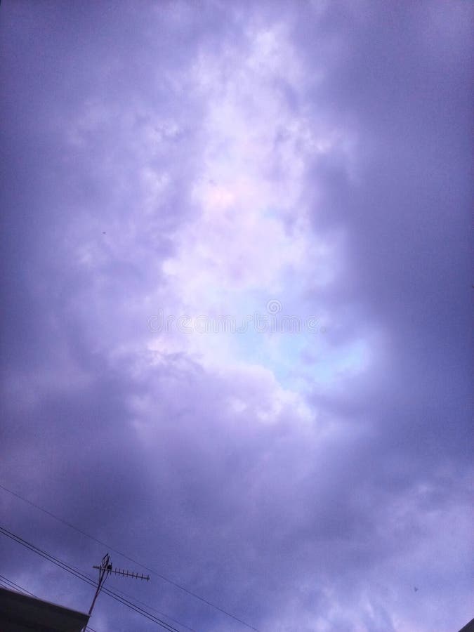 El Color Del Cielo Cuando Llueve Foto de archivo - Imagen de lluvias ...
