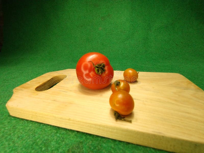 El color rojo del tomate foto de archivo. Imagen de verde - 237125148