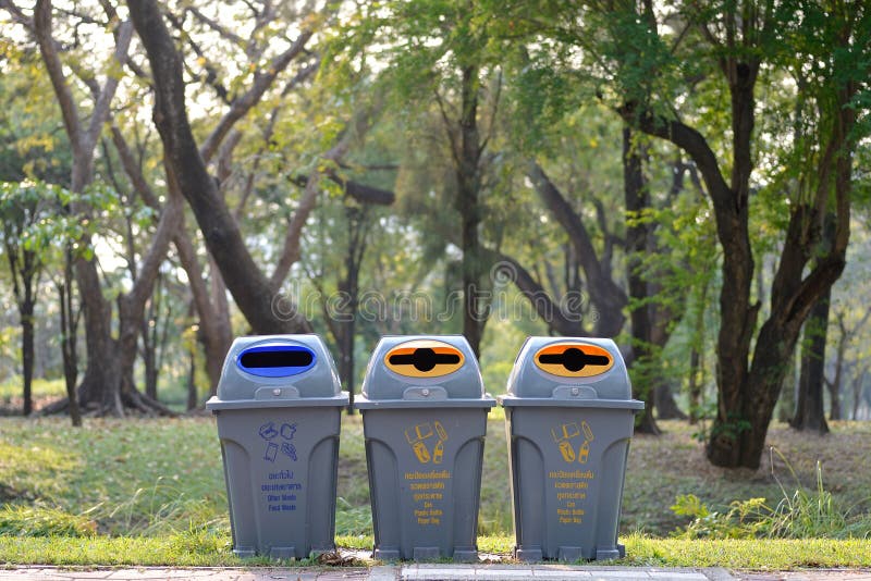 El Compartimiento Y El Tipo Reciclan Foto de archivo - Imagen de basura ...