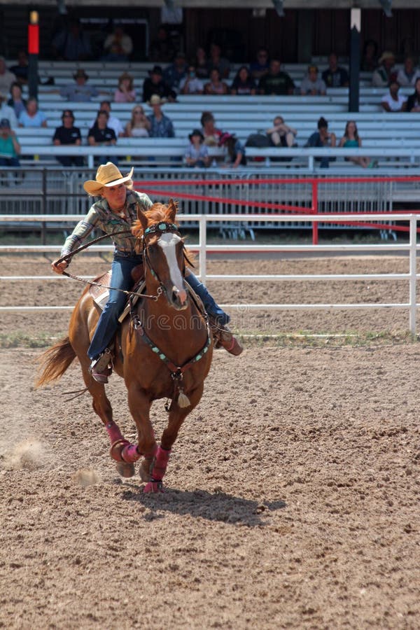 El Competir Con Del Barril - Cheyenne Frontier Days Rodeo 2013 Foto ...