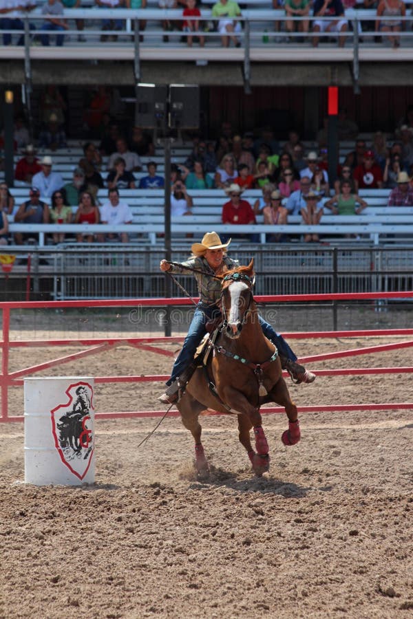 El Competir Con Del Barril - Cheyenne Frontier Days Rodeo 2013 Foto ...