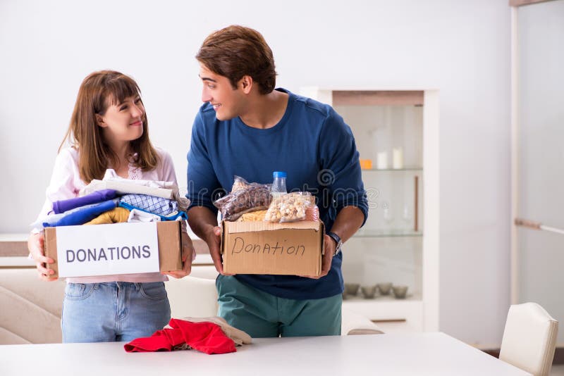 El Concepto De Caridad Con Ropa Donada Foto de archivo - Imagen de ...