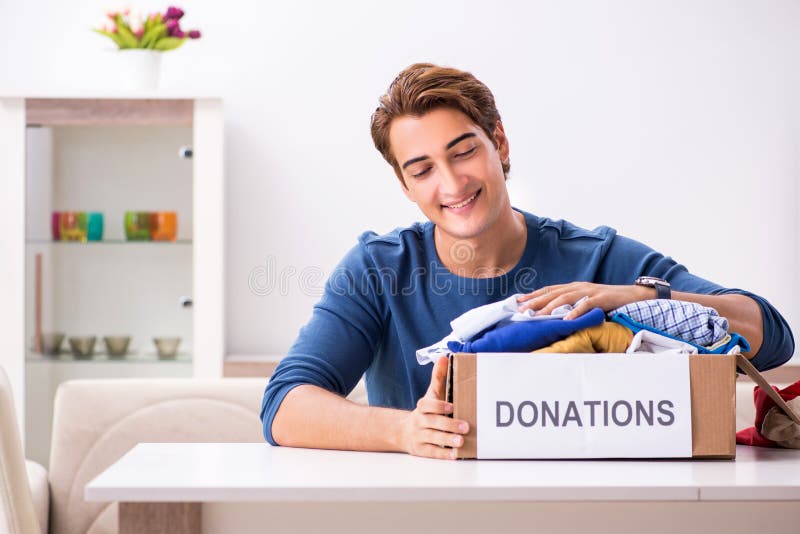 El Concepto De Caridad Con Ropa Donada Foto de archivo - Imagen de done ...