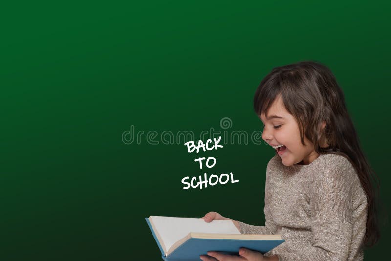 El Concepto De Regreso A La Escuela Muestra A Una Linda Niña Bronceada