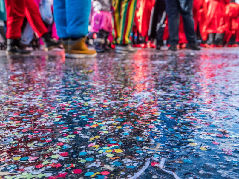 El Confetti Se Refleja En Un Desfile De Carnaval Imagen de archivo ...