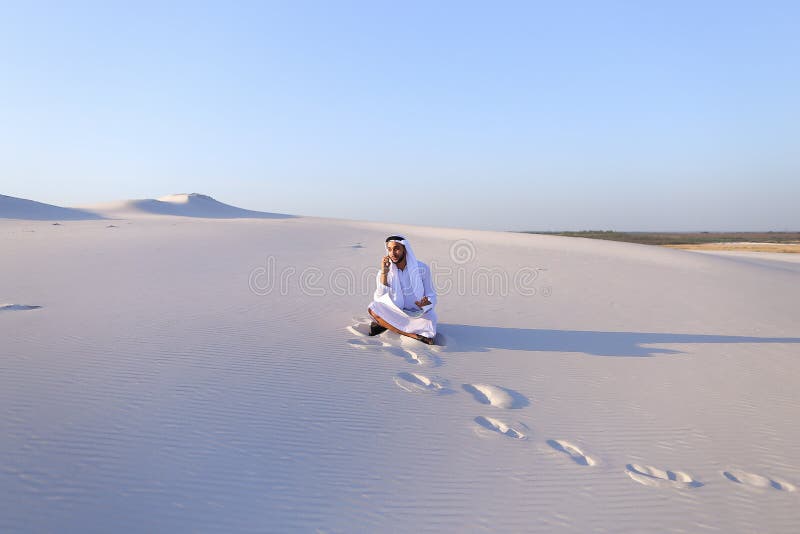 El Constructor De Sexo Masculino Confiado Del Emirato Habla En Celular ... El Constructor De Sexo Masculino Confiado Del Emirato Habla En Celular ...