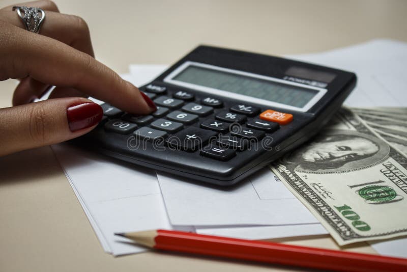 El Contable Cuenta El Dinero Con Una Calculadora Imagen de archivo ...