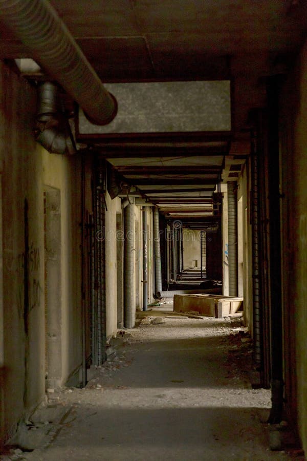 El coridor foto de archivo. Imagen de fila, interior - 253874690