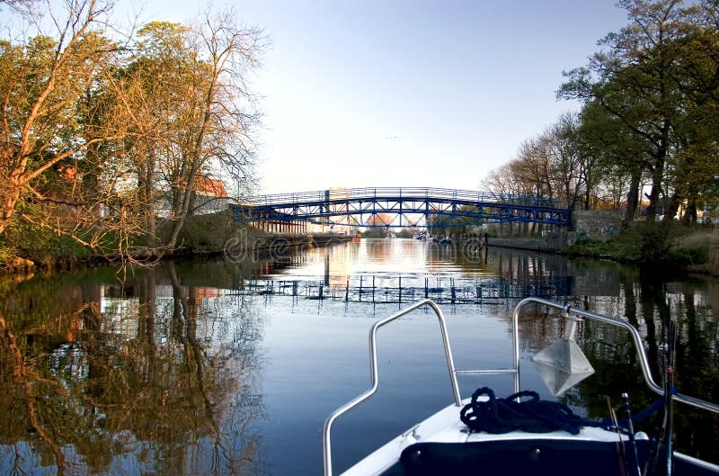 El cruzar del río. imagen de archivo. Imagen de recorrido - 2376375
