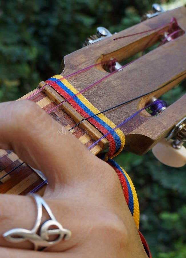 Instrumentos Musicales Venezolanos, Cuatro Y Tambor Imagen de archivo ...