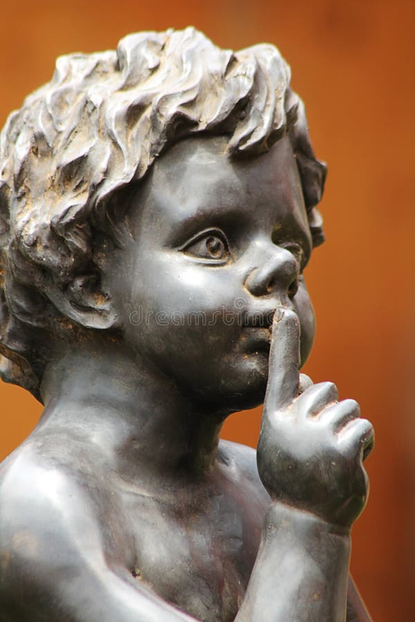 El Cupido Es Dios Del Deseo Foto de archivo - Imagen de along, edificio ...