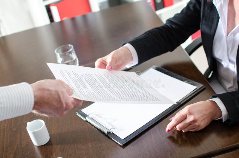 Entrega de documentos foto de archivo. Imagen de giving - 11810094