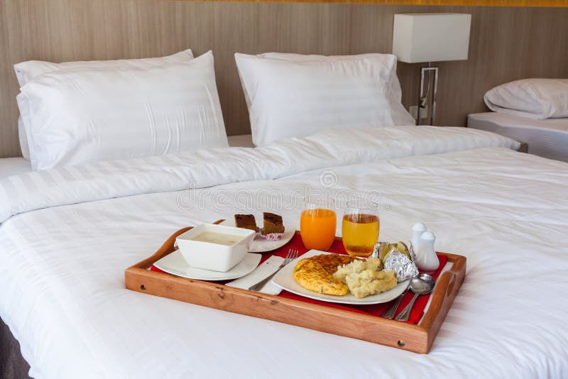El Desayuno Fijó En La Porción De Madera De La Bandeja En Cama Foto De
