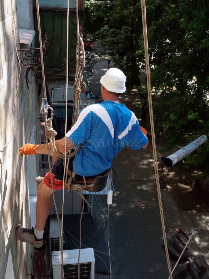 El Desmontar De Construcciones De Un Edificio Alto Foto de archivo ...