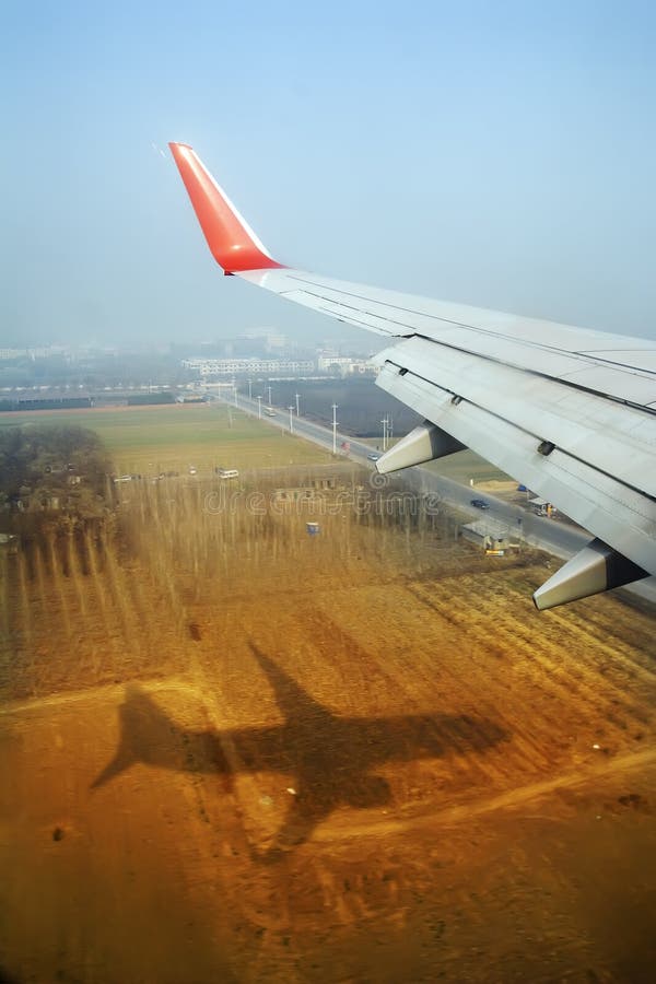 El despegue de los aviones imagen de archivo. Imagen de alas - 17261663