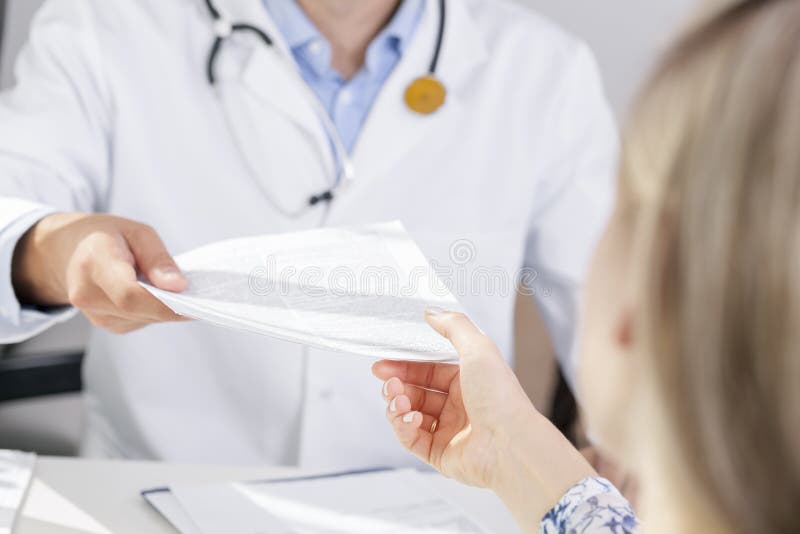 El Doctor Da Un Documento Al Paciente Foto de archivo - Imagen de papel ...