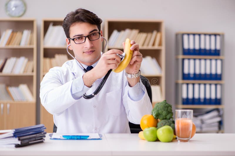 El Doctor En Concepto De La Comida Del Gmo Imagen de archivo - Imagen ...