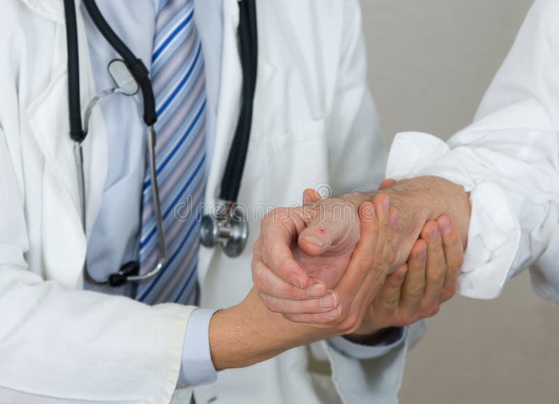 El Doctor Examina Al Paciente Imagen de archivo - Imagen de brazo ...