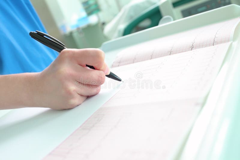 El Doctor Hace Una Nota ECG De Lectura Imagen de archivo - Imagen de ...