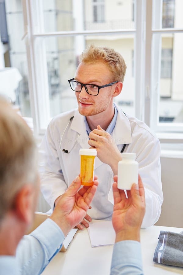 El Doctor Prescribe El Medicamento Con Las Tabletas Foto de archivo ...