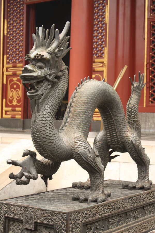 Estatua De Bronce Del Dragón Con Las Cuentas De Renminbi Del Chino En ...