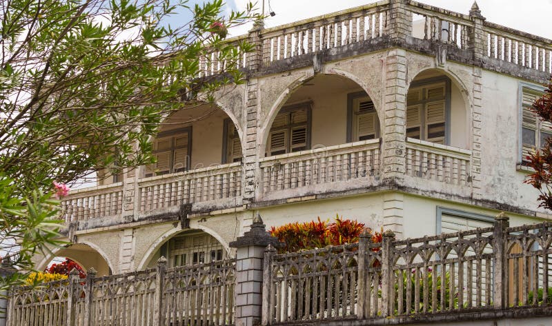 El Edificio Colonial Del Caribe Del Estilo, Isla De Martinica Foto de ...